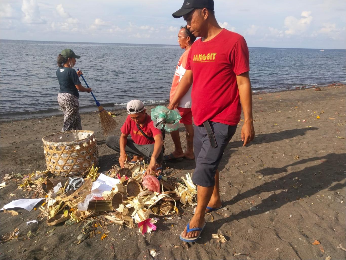 Gotong Royong di Pantai Segara Usai Nyekah Ngaben Massal Desa Sangsit ...